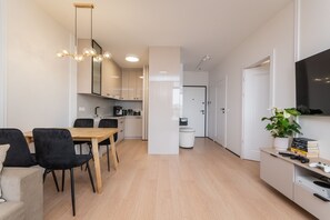 Apartamento Comfort, varanda, vista para o pátio | Sala de estar | Televisor de ecrã plano de 40 polegadas com canais via satélite 