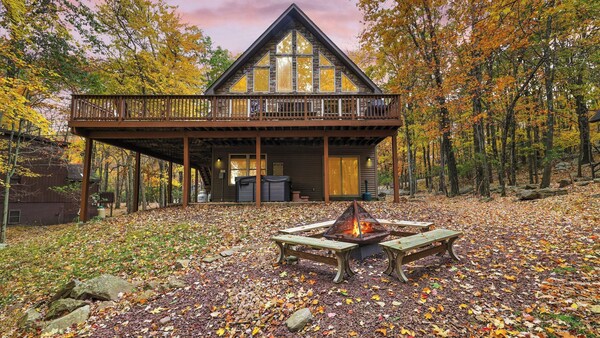 Woodland Oasis By Avantstay Hot Tub, Firepit, Walk To Lake - Lake Harmony, PA