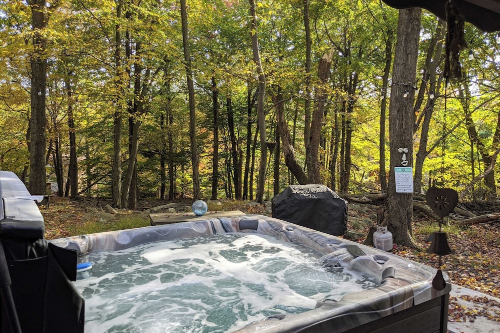 Harmony Cottage By Avantstay Lake Access, Hot Tub, Fire Pit, & Game Room - Lake Harmony, PA