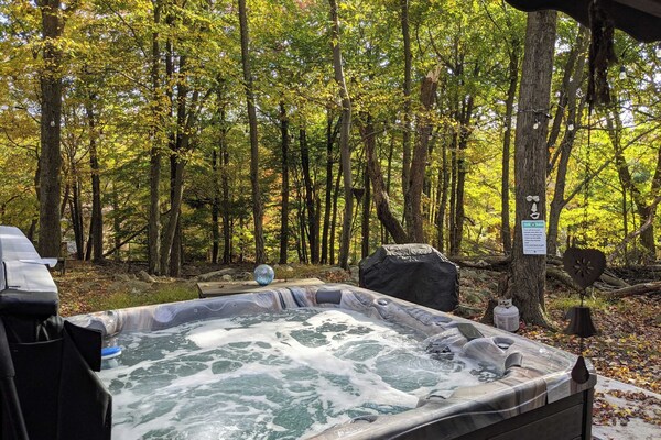Harmony Cottage By Avantstay Lake Access, Hot Tub, Fire Pit, & Game Room - Lake Harmony, PA