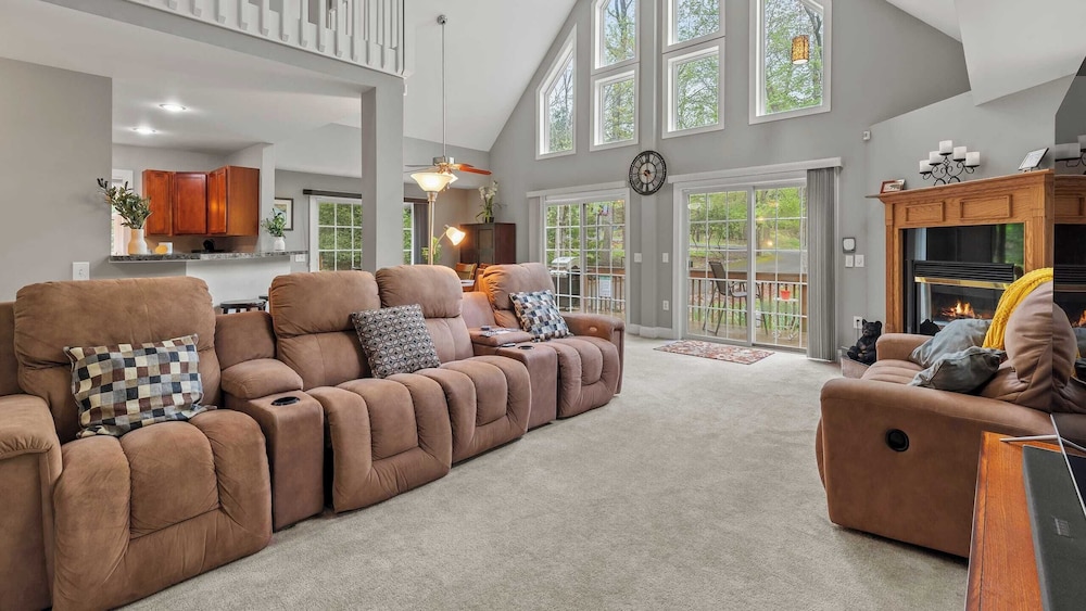 Chalet On Chalet By Avantstay Bright Cabin W/ Deck & Fire Pit, Near Lake - Lake Harmony, PA