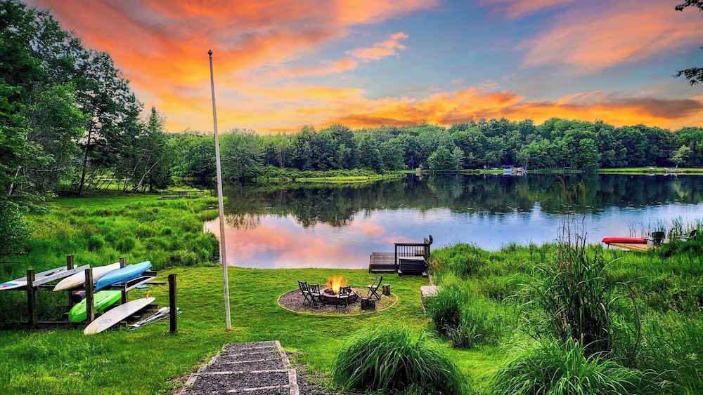 Chalet All Day Avantstay Lakeside, Firepit, Shared Pool - Pennsylvania