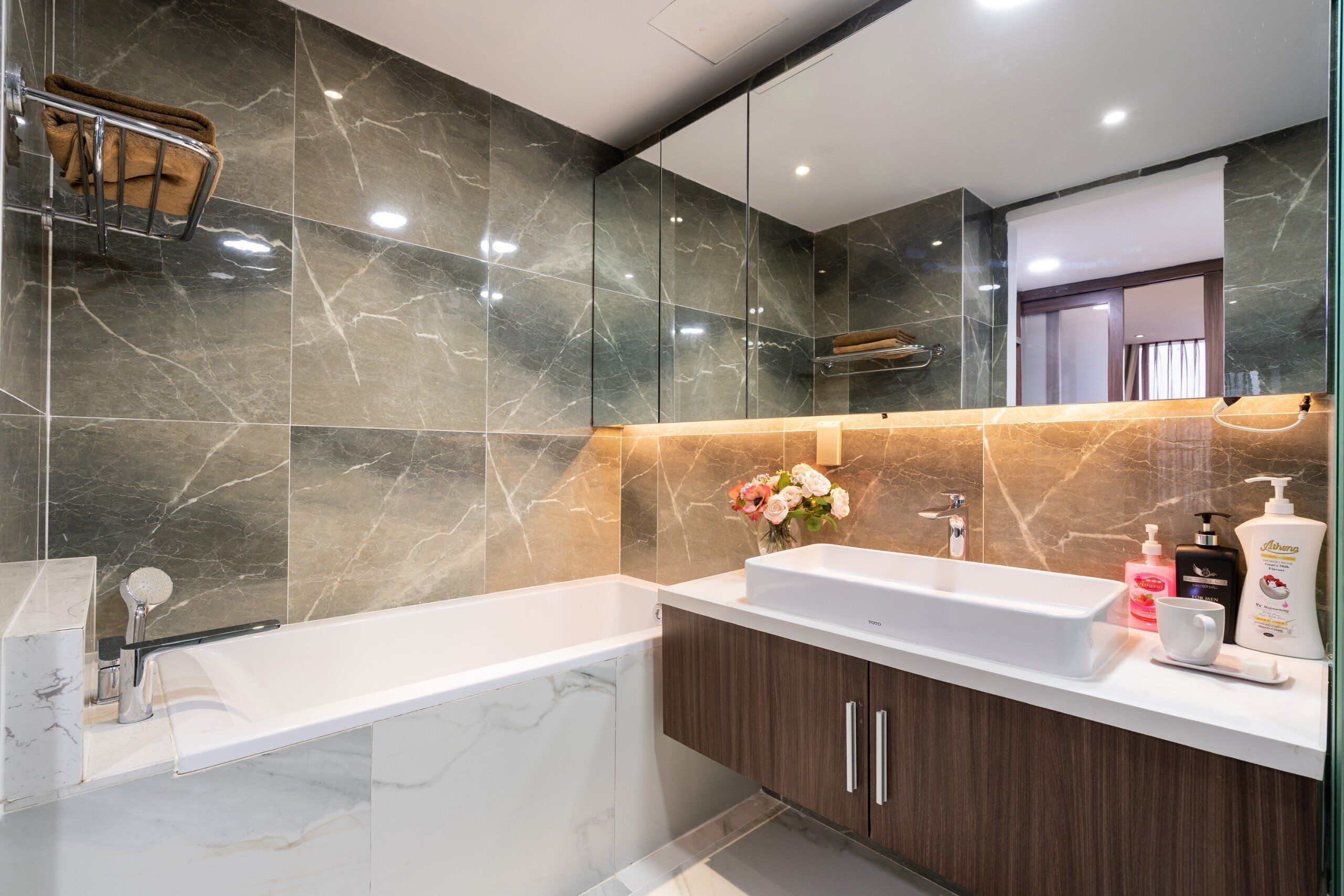 Apartamento panorâmico | Banheiro | Ducha de hidromassagem, secador de cabelo, chinelos, toalhas de banho