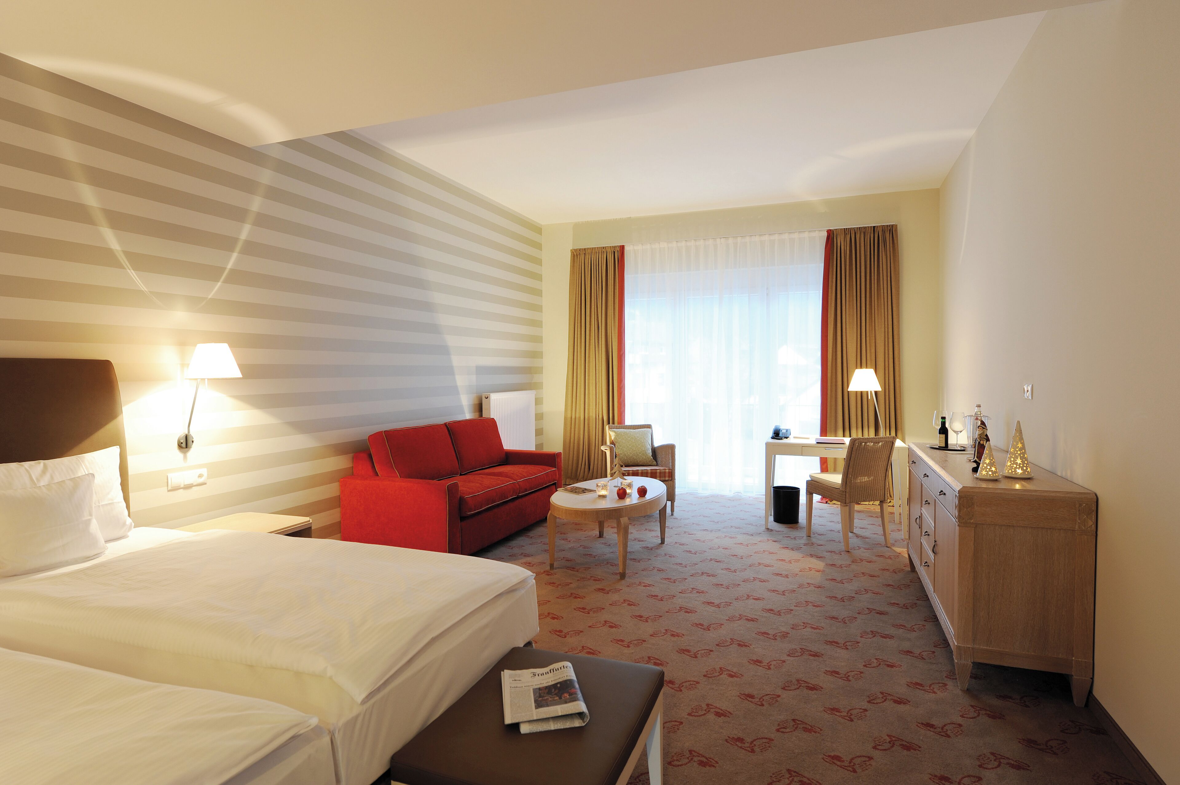 Quarto casal superior | Roupas de cama antialérgicas, cofres nos quartos, escrivaninha