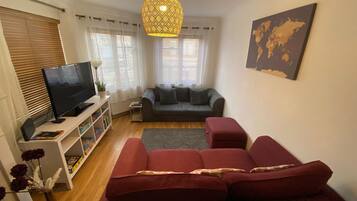 Apartamento | Sala de estar | Televisor, lareira