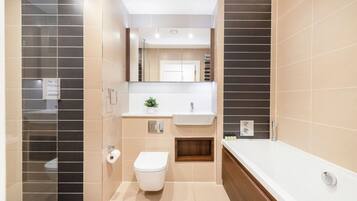 Apartamento urbano | Banheiro | Produtos de toalete grátis, secador de cabelo, toalhas de banho