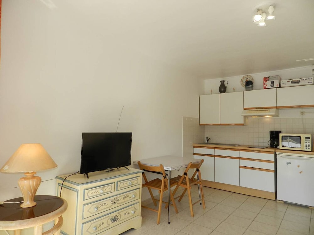 Cozy 1br Apartment With Terrace, 150m From Beach In Bormes-les-mimosas - Le Lavandou