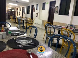 Pequeno-almoço inglês diário mediante uma taxa