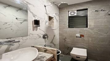 Um polibã, um chuveiro fixo, toalhas fornecidas