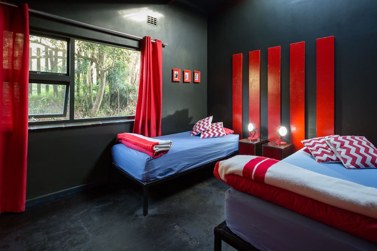 Quarto Twin | Roupa de cama fornecida