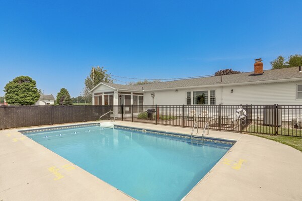 Quiet Greenwich Home W/ Pool + Screened Porch! - Ohio