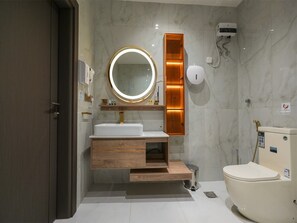 Quarto Deluxe, Vista para a cidade | Casa de banho | Um secador de cabelo, chinelos, toalhas fornecidas