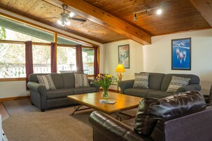 Casa de campo clássica, 4 quartos, vista para a montanha | Área de estar | TV LED 40 polegadas com canais a cabo, lareira