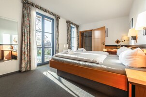 Quarto Deluxe, pátio | Roupa hipoalergénica, cofre no quarto, secretária, Wi-fi grátis