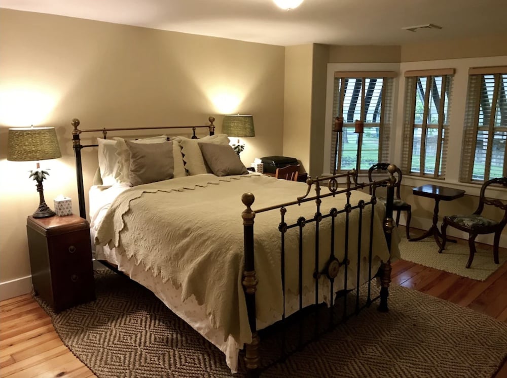 New Listing Summer In Hampton Bays Victorian Farmhouse 3bd 2ba - 7 Night Minimum - Palmer Vineyards, Riverhead