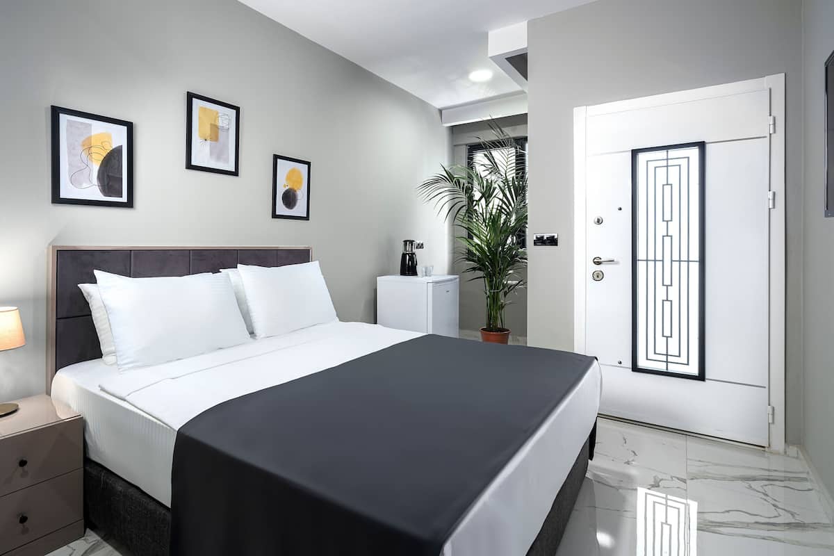 Quarto Superior | Roupa de alta qualidade, minibar, cofre no quarto