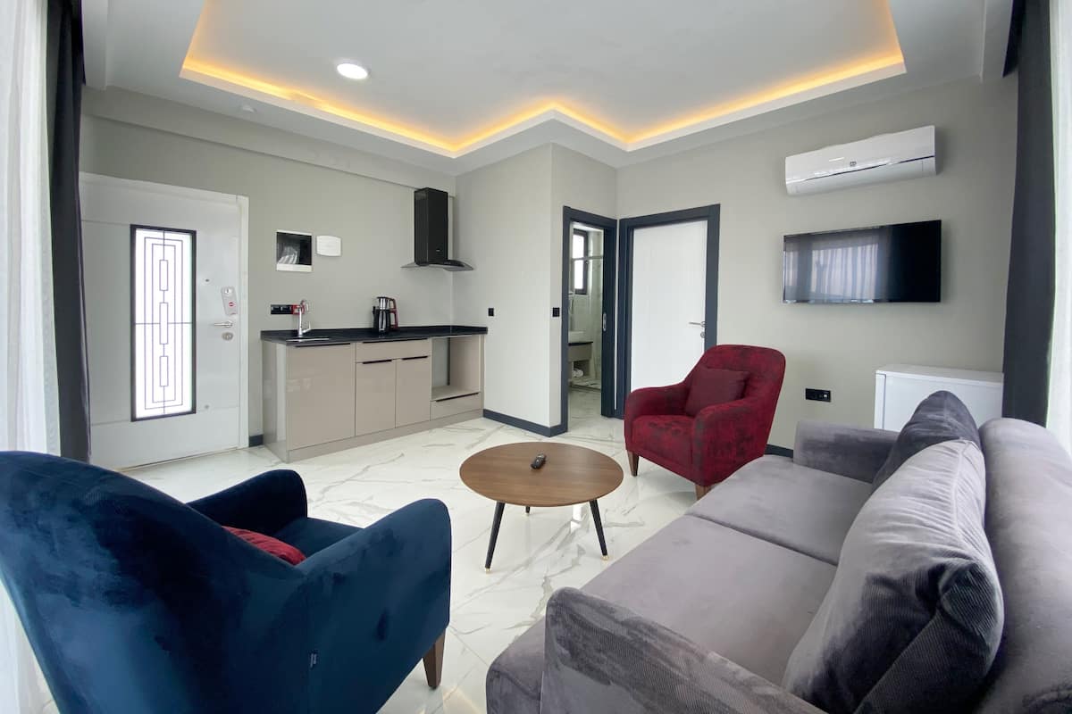 Suite Room with Balcony | Sala de estar | Televisor LCD de 22 polegadas com canais via satélite