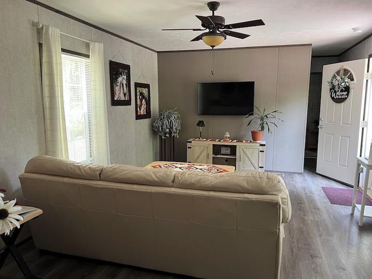 Relaxing Tranquil Setting, Hot Tub, Fire Pit; Pet Friendly. - Galway, NY