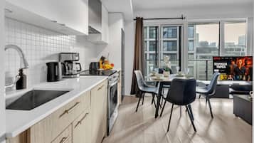 Suite de Luxo, 3 quartos, varanda, Vista para a cidade | Sala | Smart TV de 50 de polegadas com canais digitais, Netflix, Hulu