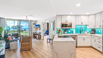 Apartamento de Luxo, vista para o oceano | Cozinha privada | Um frigorífico/congelador grande, um micro-ondas, um forno