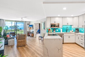 Apartamento superluxo, vista para o oceano | Cozinha privada | Geladeira grande, micro-ondas, fogão, cooktop