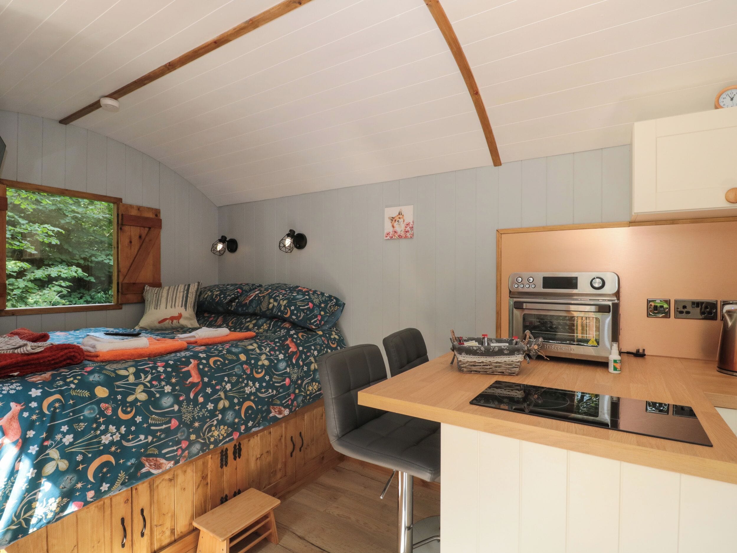 The Foxes Den Shepherds Hut, Pet Friendly In Oldbury-on-severn - Chepstow