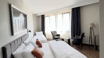 Quarto triplo luxo, para não fumantes | Roupas de cama premium, frigobar, cofres nos quartos, escrivaninha