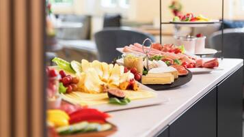 Pequeno-almoço tipo buffet diário mediante uma taxa