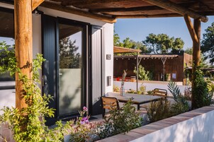 Estúdio Design, vista para o jardim | Terraço/pátio interior