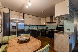 Casa | Cozinha privada | Mesas de jantar 