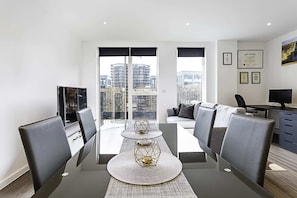 Apartamento Básico | Cozinha privada | Um frigorífico, um micro-ondas, um forno, uma placa de cozinha