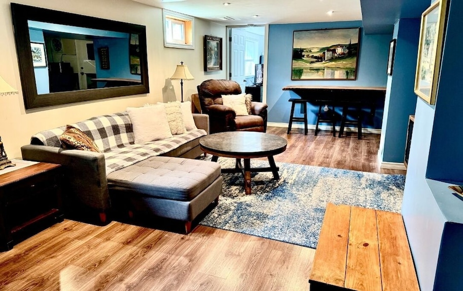 Charming Basement Apartment Minutes From Downtown, Little Lake, And Amenities - Peterborough, ON, Canadà
