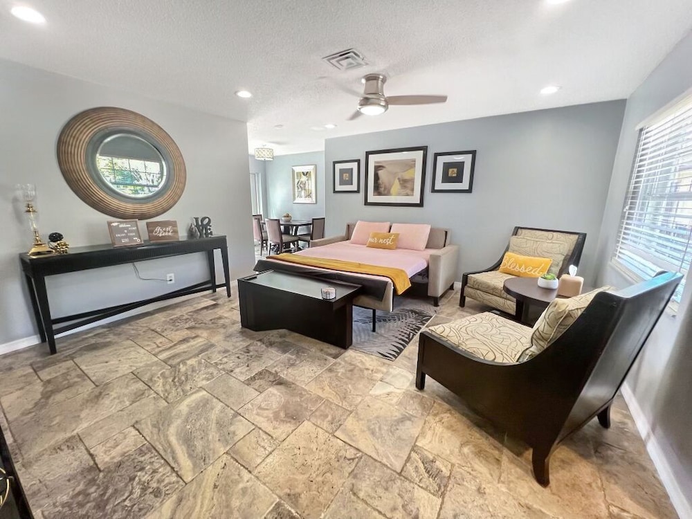 Backyard Paradise - POOL, MINI GOLF & BAR - Pinellas Park | Vrbo