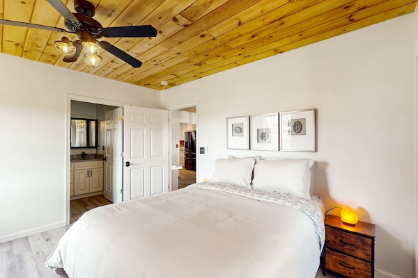 Updated And Peaceful Home With Open Layout, Fireplace, Streaming, Deck, Ac - Hendersonville, NC