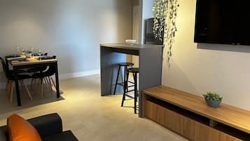 Apartamento | Área de estar | TV de tela plana