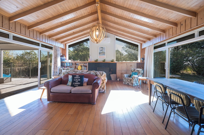 Waterfront Classic Kiwi Bach - New Zealand