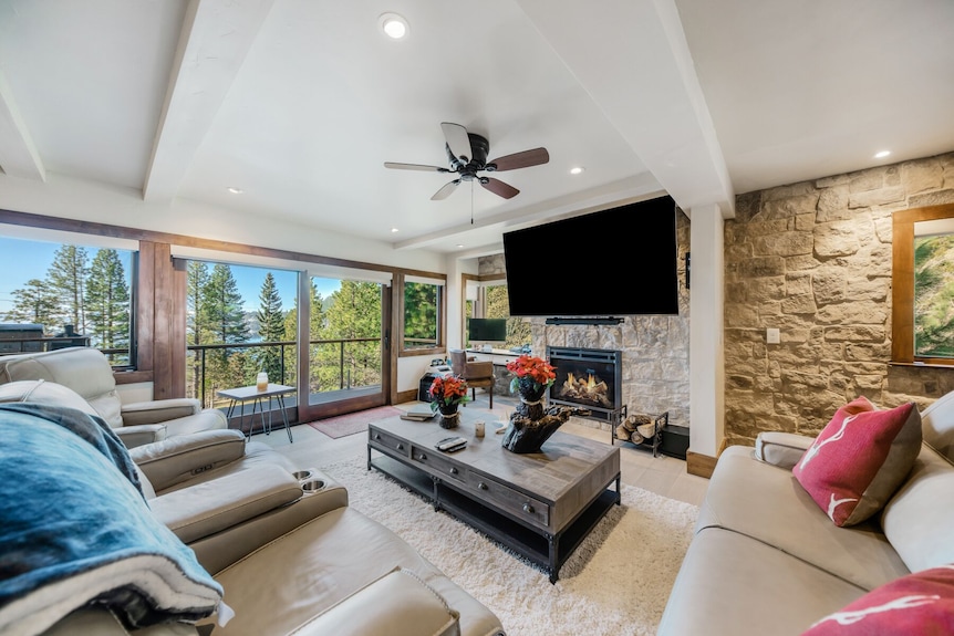 Luxe Lake View Lodge Sleeps 18; Full-gym, Spa, & Firepit. - Nevada