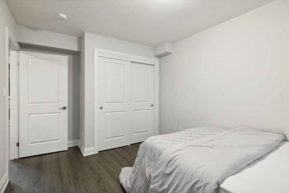 Chic & Cozy 2 Queen Bedroom Suite! Retire To A Calm Space After A Buzzing Day! - St. Catharines