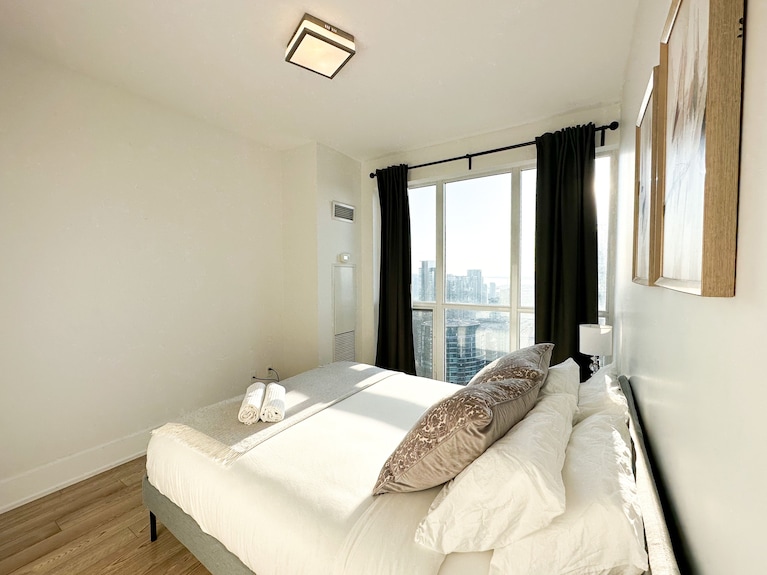 Stylish Front Street Suites - Free Parking - Toronto