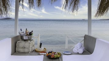 Na praia, praia de areia branca, toldos de praia gratuitos