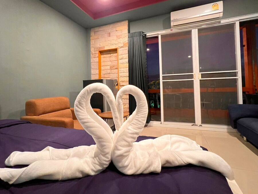 Quarto luxo, sacada, vista para o mar | Frigobar, escrivaninha, Wi-Fi de cortesia, roupa de cama