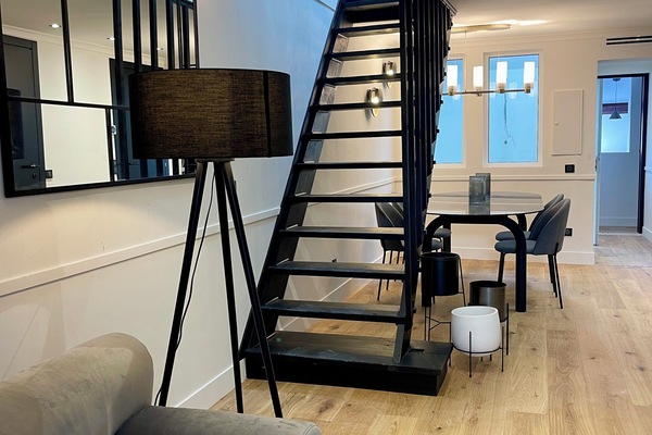 Dúplex Superior, 2 quartos, 2 casas de banho | Sala de estar | Smart TV, Netflix, serviços de streaming, escritórios