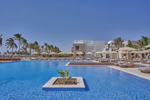 Piscina exterior, da(s) 9:00 à(s) 17:00, toldos gratuitos, guarda-sóis 