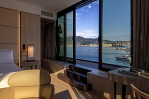 Suíte júnior, vista parcial para o mar | Roupas de cama premium, edredons de pluma, camas com colchões pillow-top