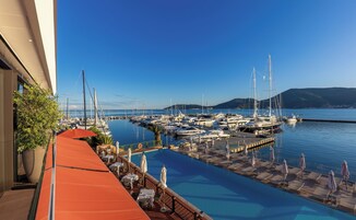 Piscina exterior, da(s) 9:00 à(s) 19:00, guarda-sóis, espreguiçadeiras 