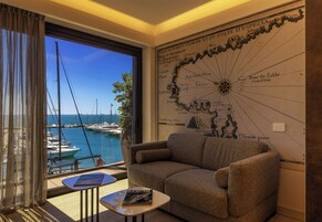 Suite, vista para o mar | Sala de estar | Smart TV de 55 de polegadas com canais digitais, Netflix, piso aquecido 