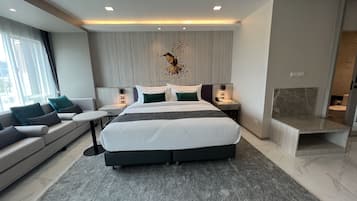 Quarto Duplo Deluxe, 1 cama king-size, Vista para a cidade | 1 quarto, minibar, cofre com capacidade para portátil, secretária