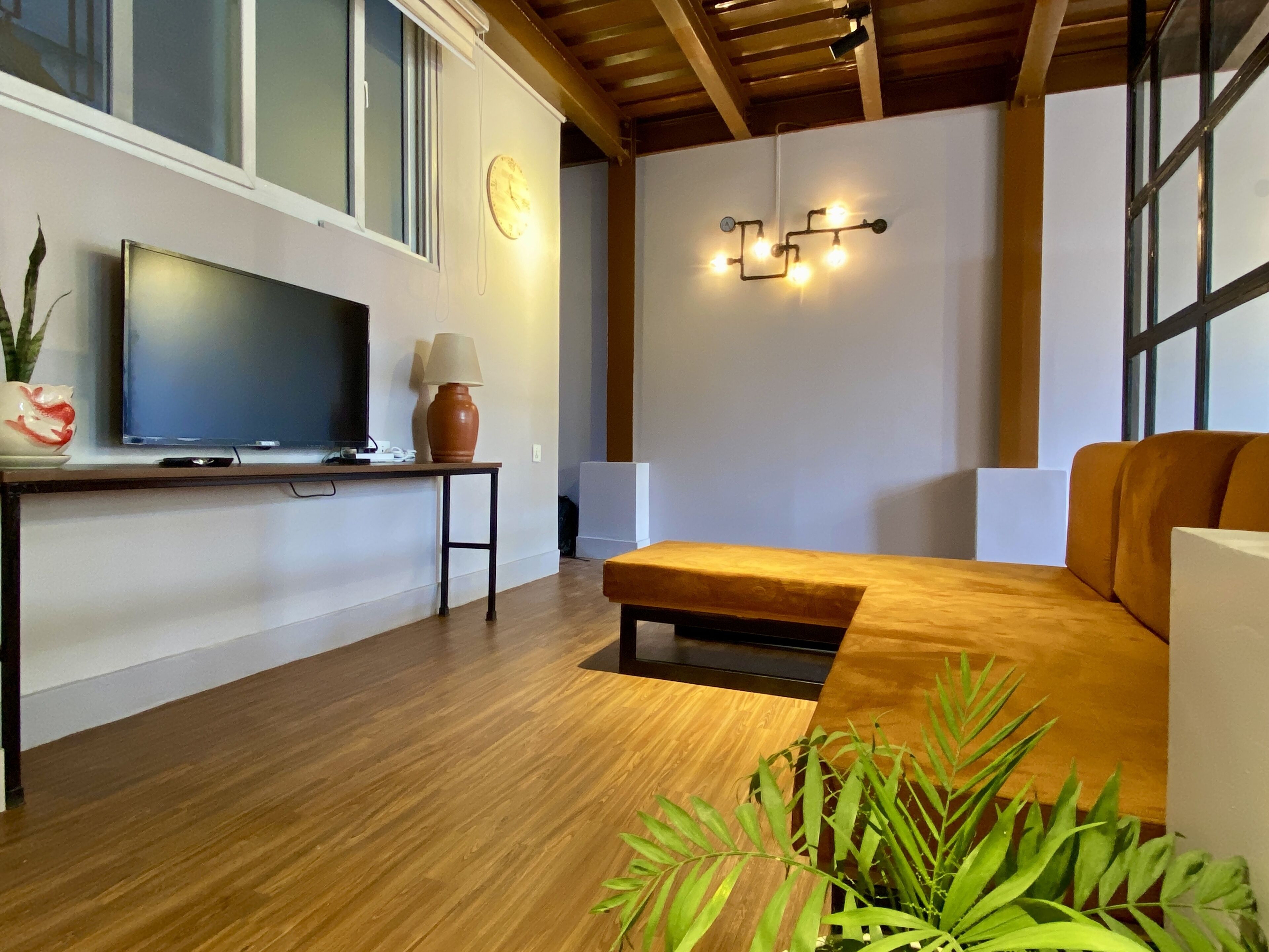 Spacious & Charming 750 Sq Ft. Industrial Apartment Centrally Located In Thamel! - Katmandú