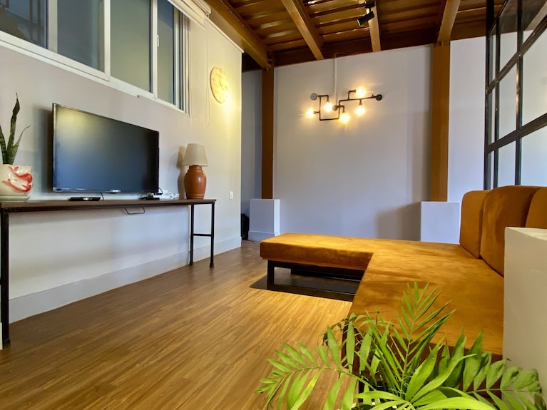 Spacious & Charming 750 Sq Ft. Industrial Apartment Centrally Located In Thamel! - Katmandú