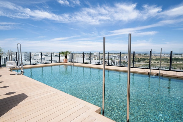 Piscina externa, guarda-sóis, espreguiçadeiras